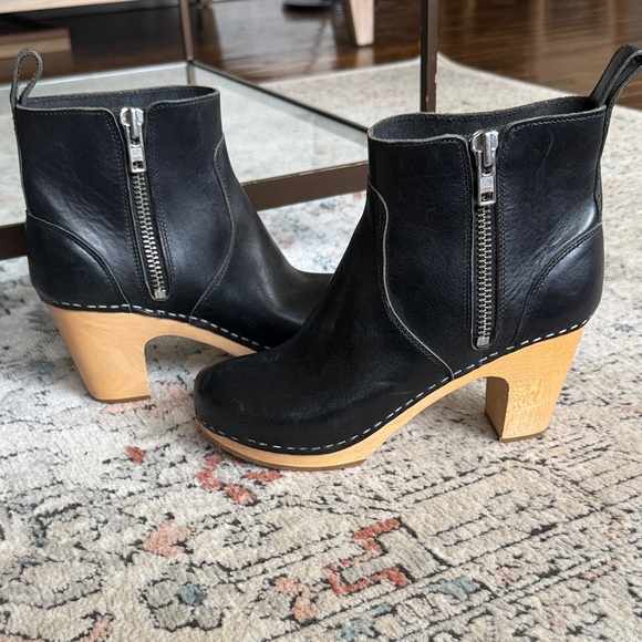 Swedish Hasbeens | Shoes | Swedish Hasbeens Black Leather Clog Booties ...